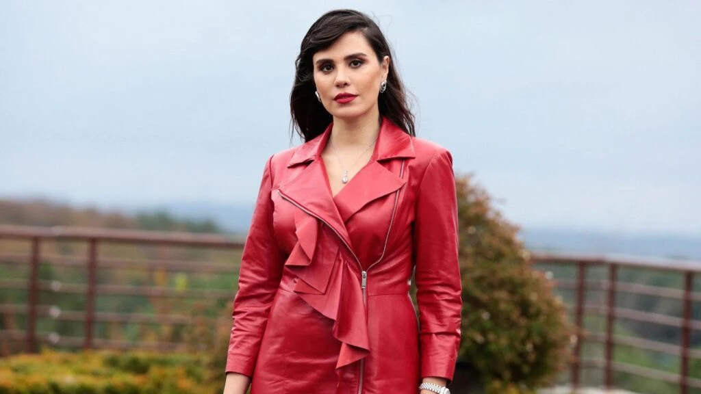 Bez Bebek'in Merve'si Şükran Ovalı hayatı ve biyografisi… » Mavi Kadın