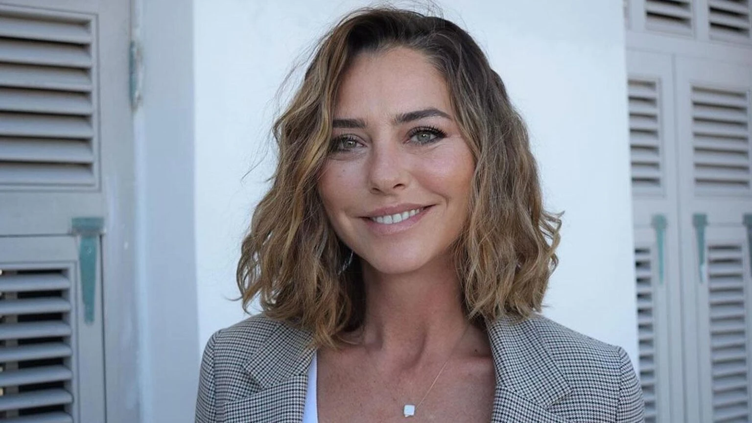 Ece Uslu hayranlarına müjde! Ekranlara bomba gibi geri dönüyor » Mavi Kadın