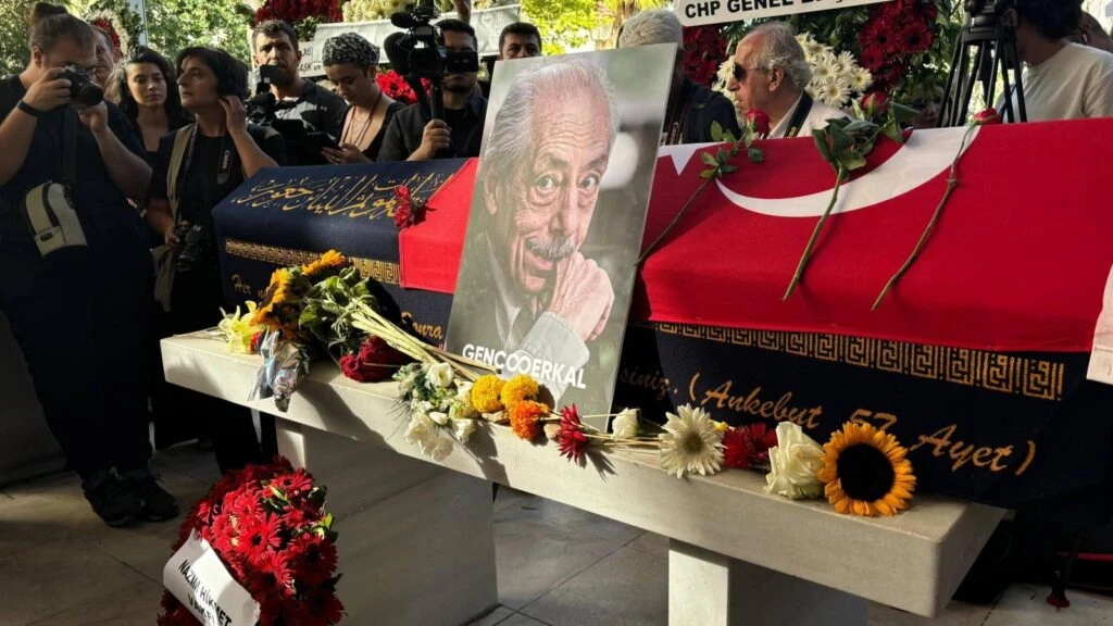 Genco Erkal'a veda: Usta sanatçı son yolculuğuna uğurlandı » Mavi Kadın