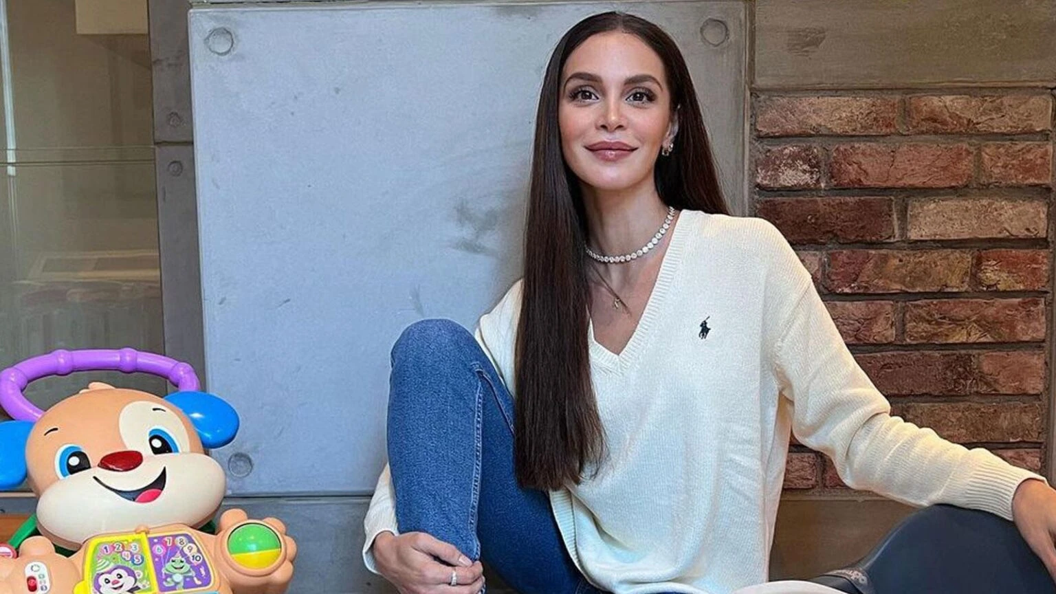 İkinci kez anne olmaya hazırlanan Cemre Kemer'den mutlu aile pozu ...