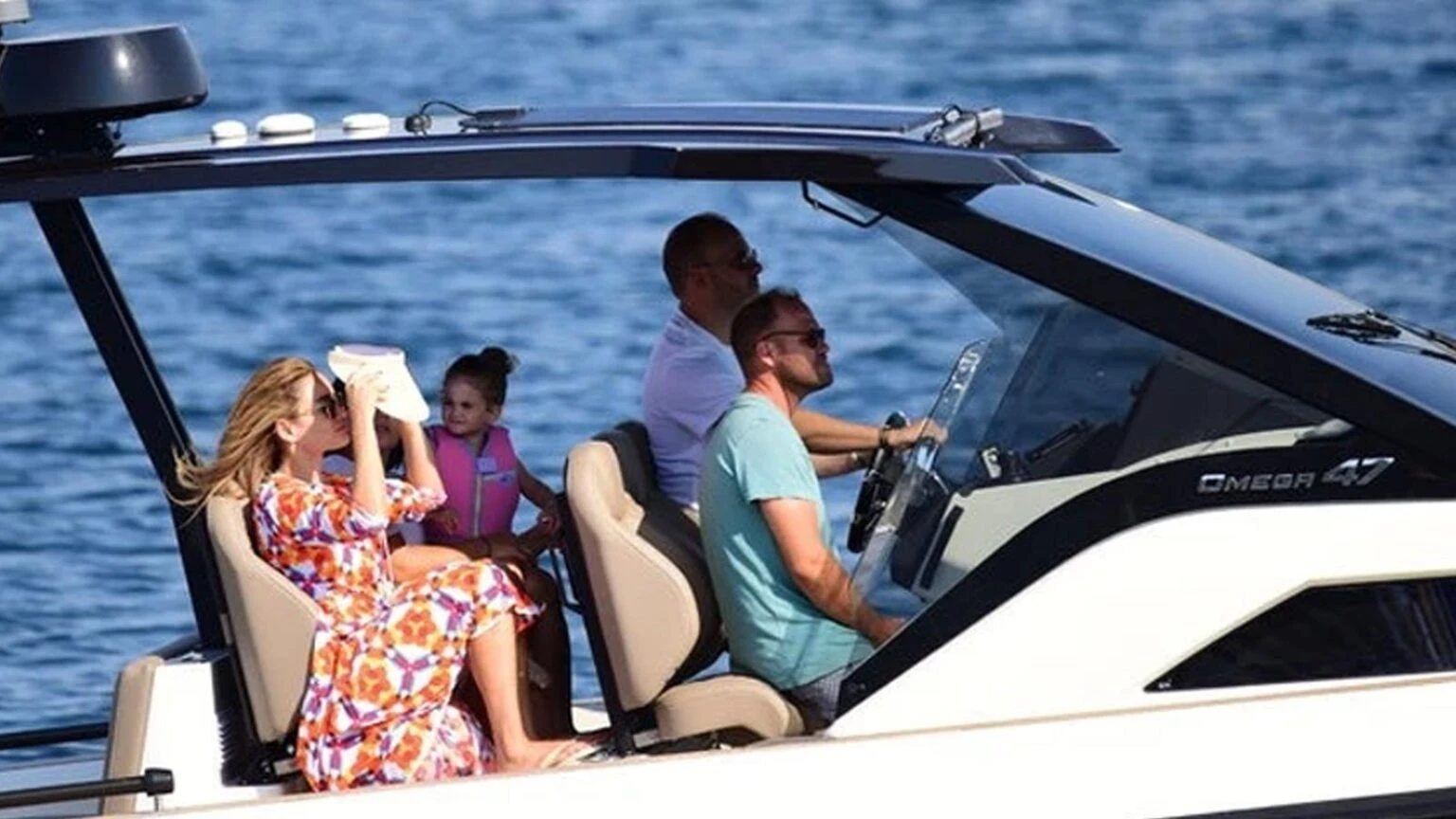 İş insanı Murat Gezer'in tatil rotası şaşmadı, eşi ve kızıyla Türkbükü'nde görüntülendi » Mavi Kadın