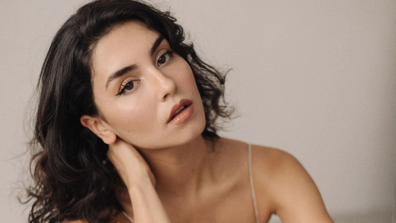 Yabani dizisinin Asi’si Rojbin Erden kimdir? Rojbin Erden kaç yaşında ...