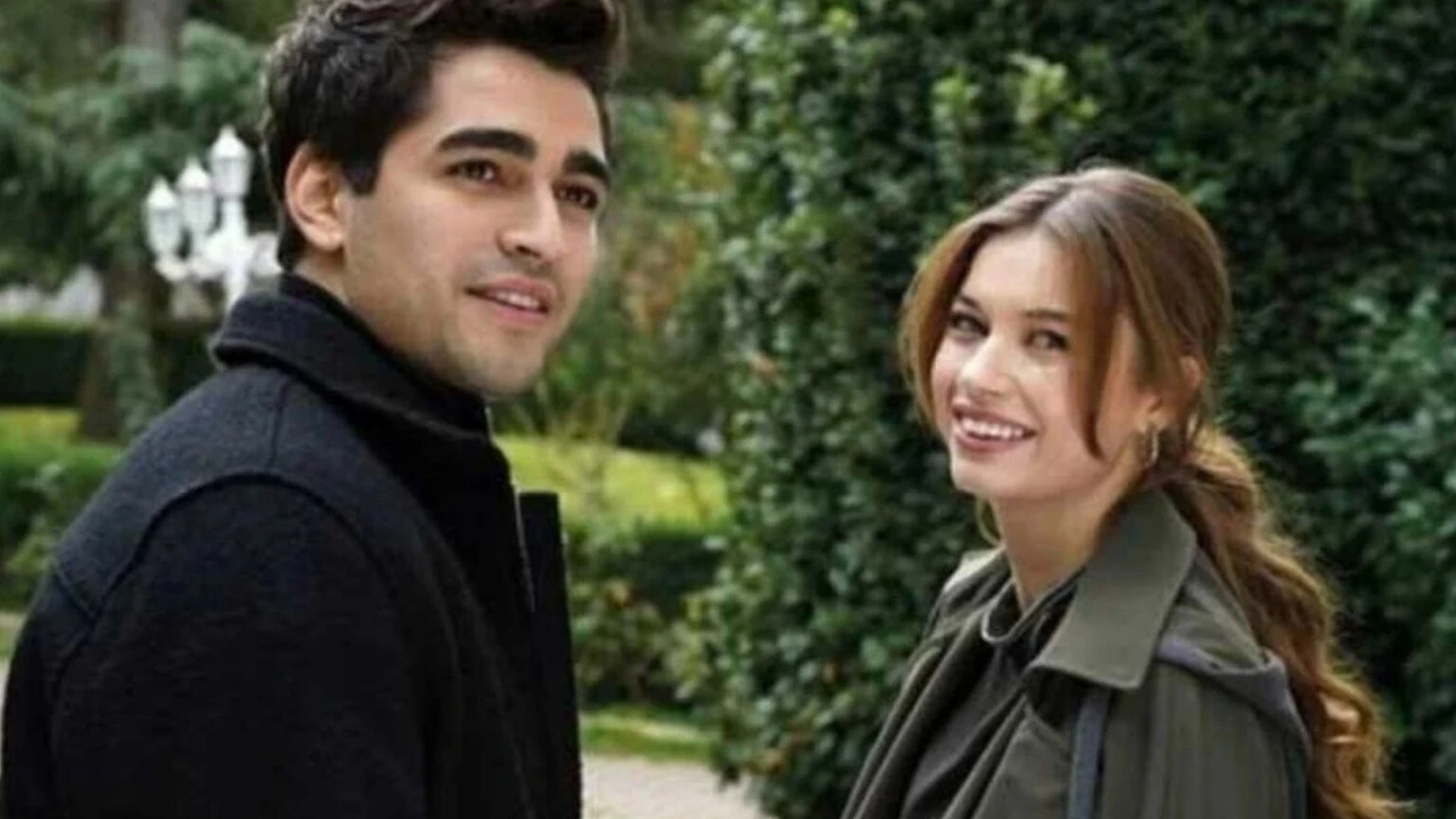 Afra Saraçoğlu ve Mert Ramazan Demir tatil dönüşünde görüntülendi ...