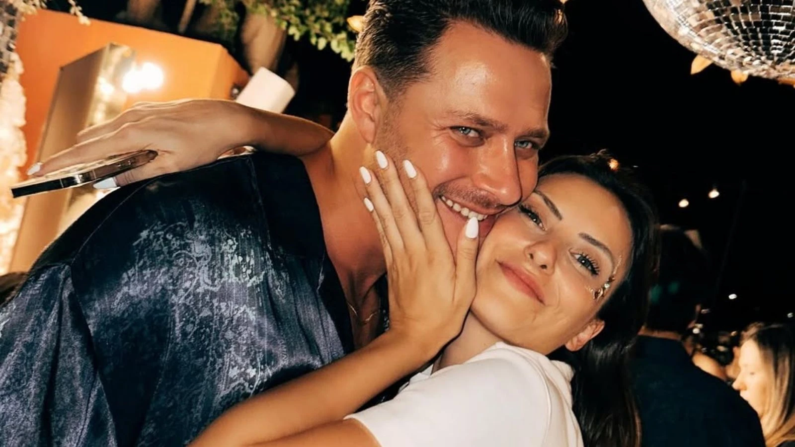 Burak Çelik ve Ece Bayrak çiftinin bebeklerinin cinsiyeti belli oldu ...