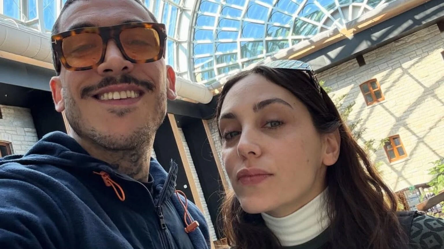 Can Bonomo eşi Öykü Karayel ve oğlu Roman ile ilk kar tatiline gitti ...