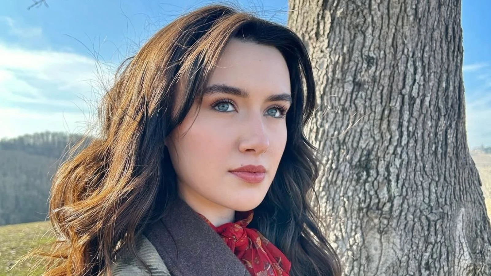 Rüzgarlı Tepe dizisinin Zeynep’i Cemre Arda kimdir? Cemre Arda kaç ...