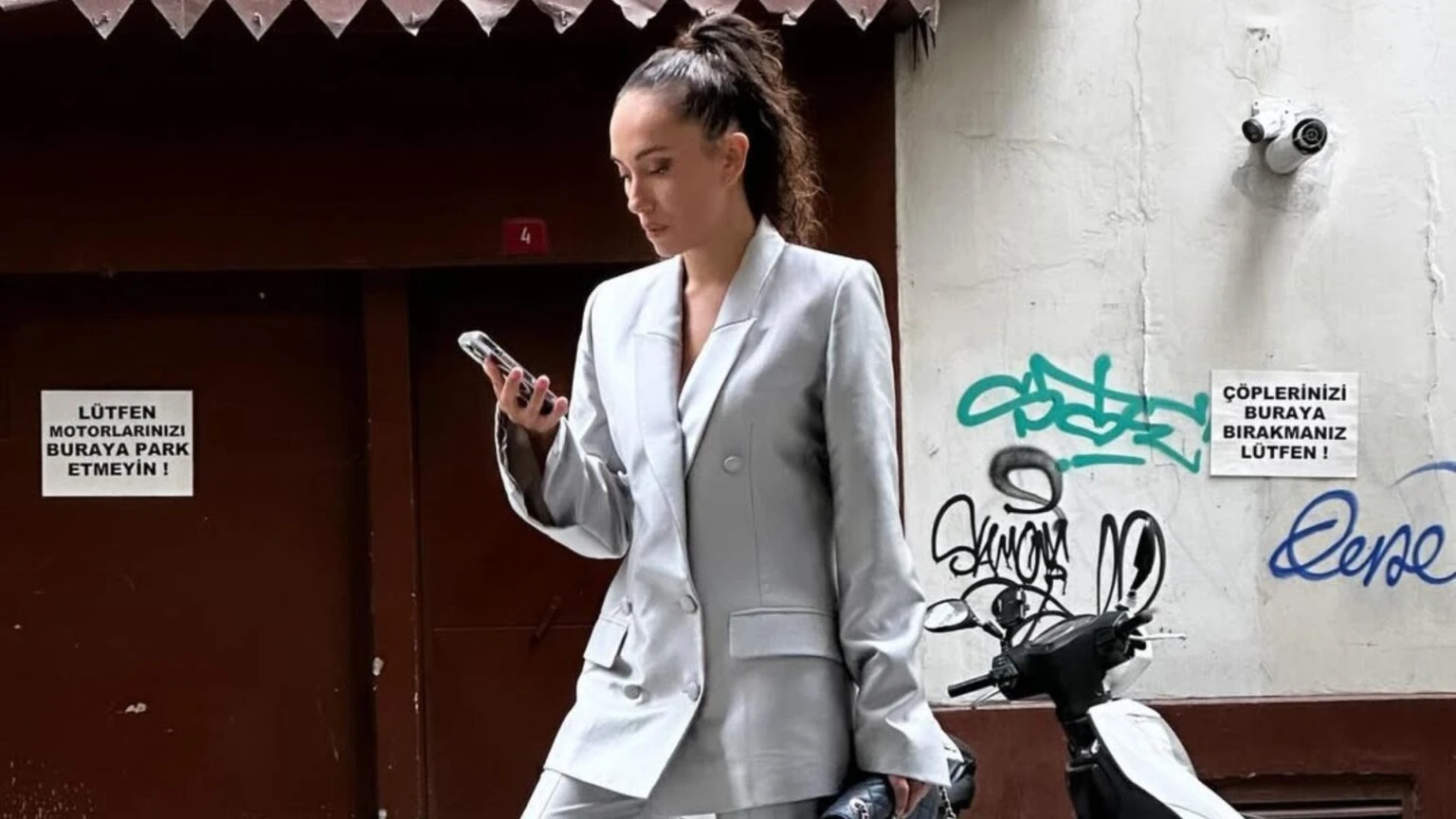 Duygu Sarışın, Mete Atatüre ile aşk iddialarına cevap verdi! » Mavi Kadın