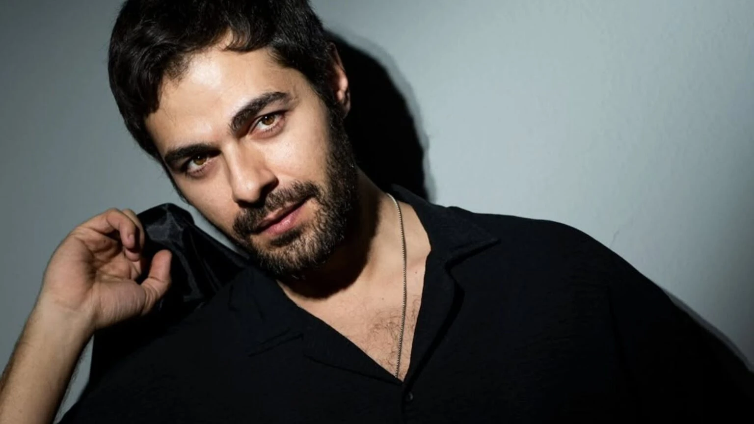 Rüzgarlı Tepe dizisinin Halil’i Gökberk Yıldırım kimdir? Gökberk ...