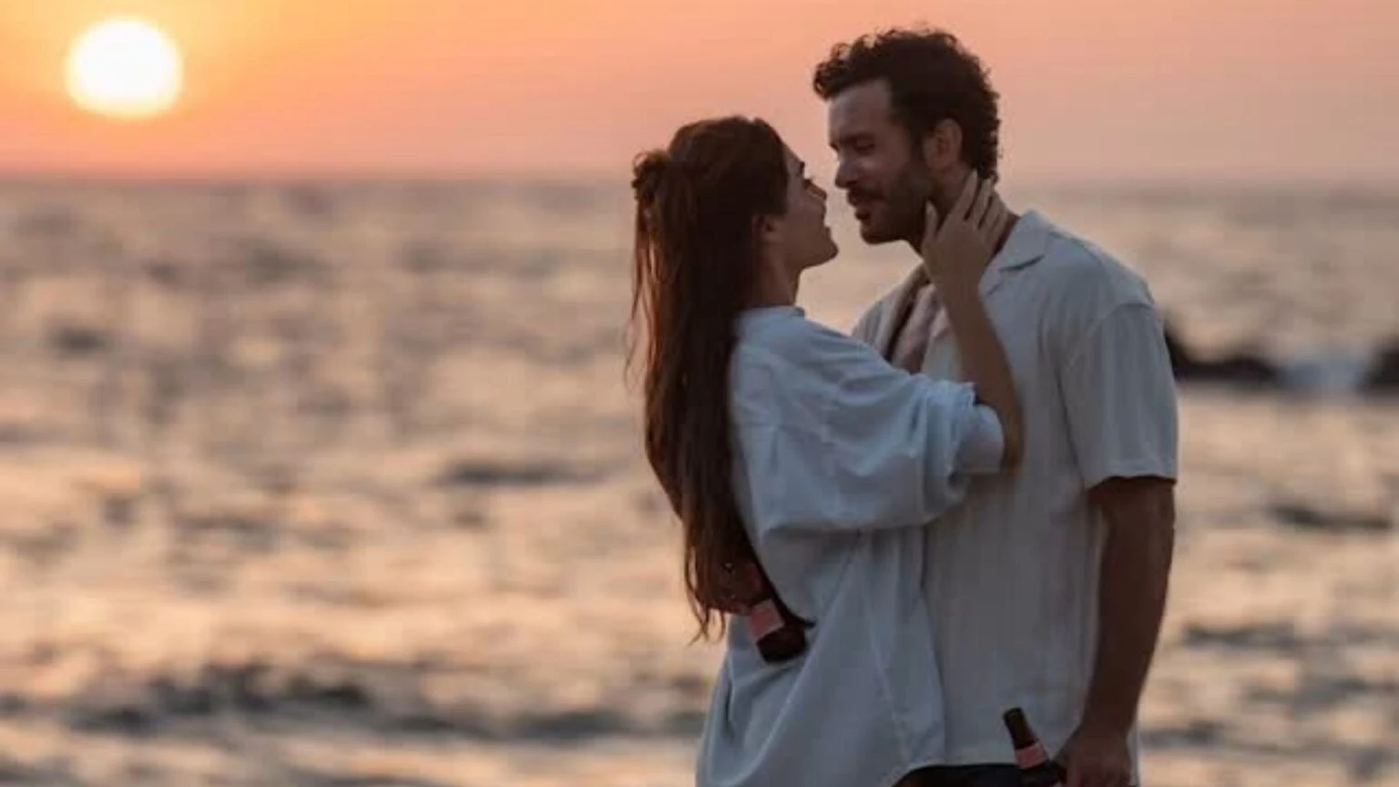 Hande Erçel ve Barış Arduç yılın çiftine seçildi! » Mavi Kadın