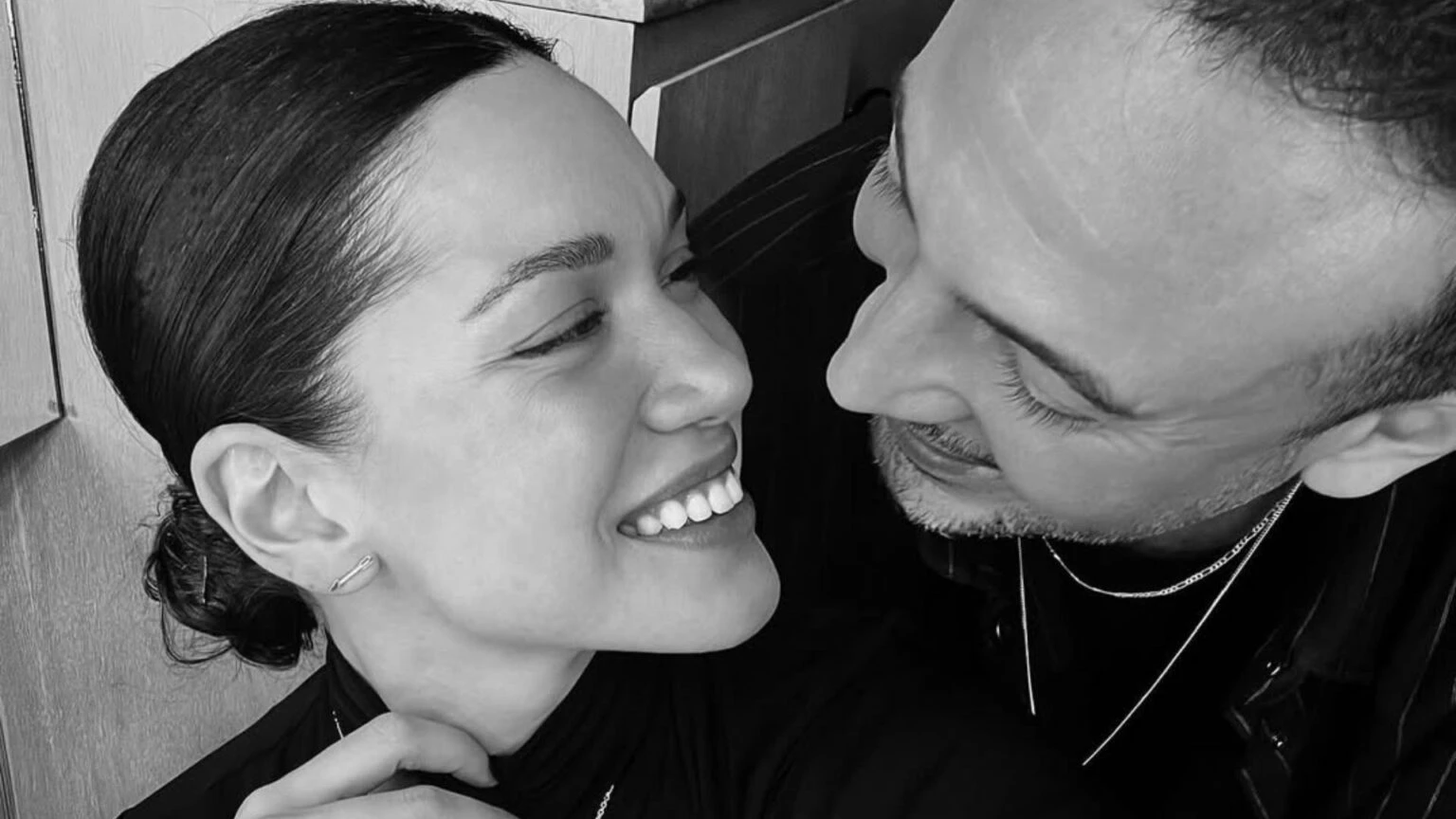 Hazal Subaşı Oğuzhan Koç ile yeni yıl mesajı yayınladı! » Mavi Kadın