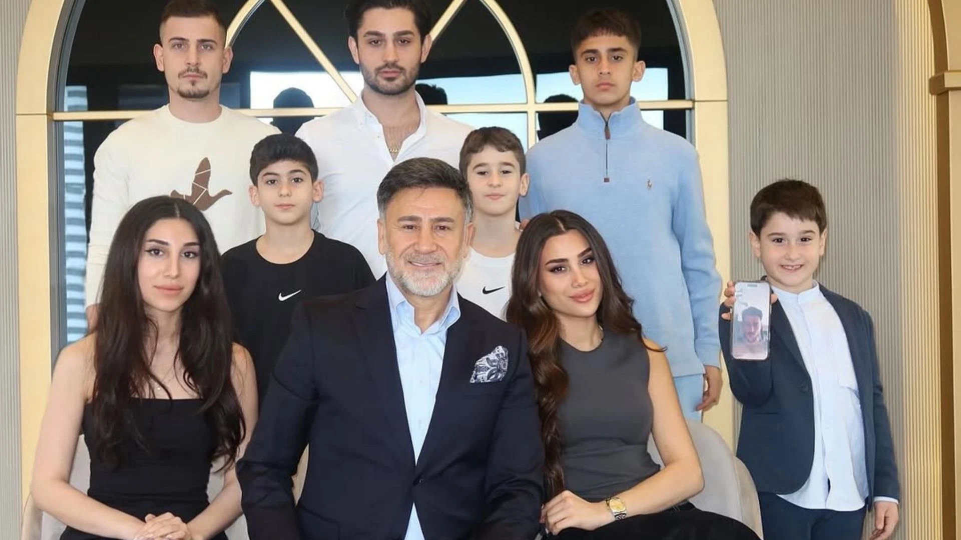 İzzet Yıldızhan'a sürpriz kutlama! “ Aile her şeydir” » Mavi Kadın
