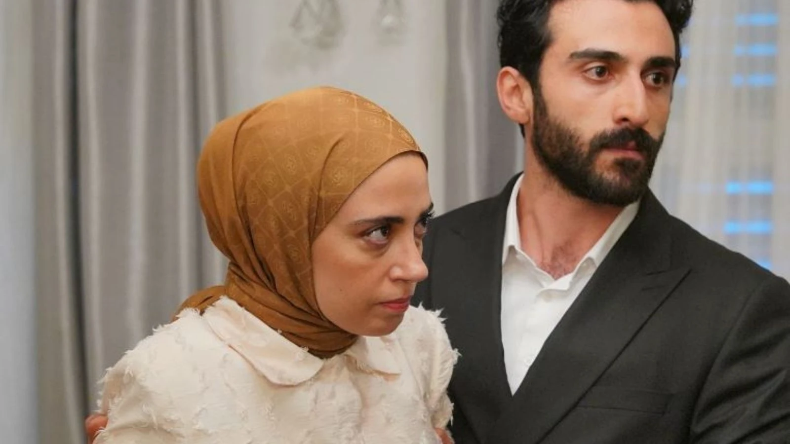 Kızılcık Şerbeti dizisinin yeni bölümleri gümbür gümbür geliyor! Yeni bölümlere dair detaylar ...