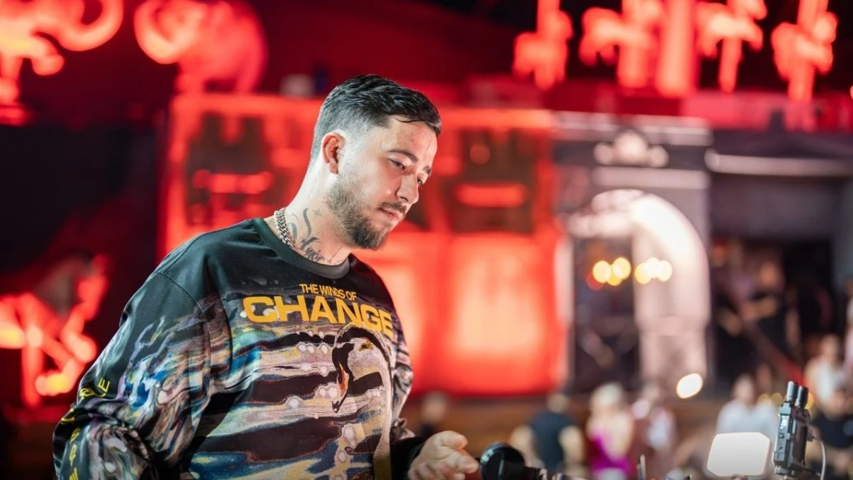 DJ Mahmut Orhan İsviçre’de bozkurt işareti yaptı! Ülkede yasaklandı ...