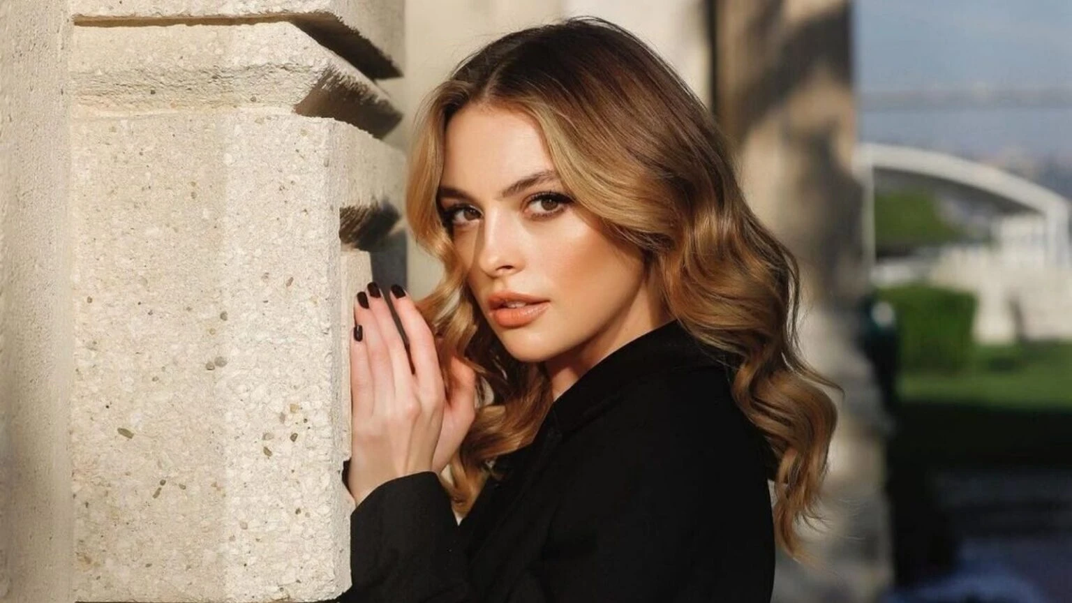 Melis Sezen’in yeni projesi belli oldu! Ünlü oyuncu ‘Leyla Hali’ dizisiyle el sıkıştı » Mavi Kadın