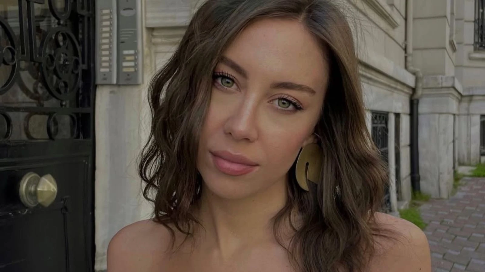 Ünlü oyuncu Serhan Onat’ın sevgilisi Merve Küsmenoğlu kimdir? » Mavi Kadın