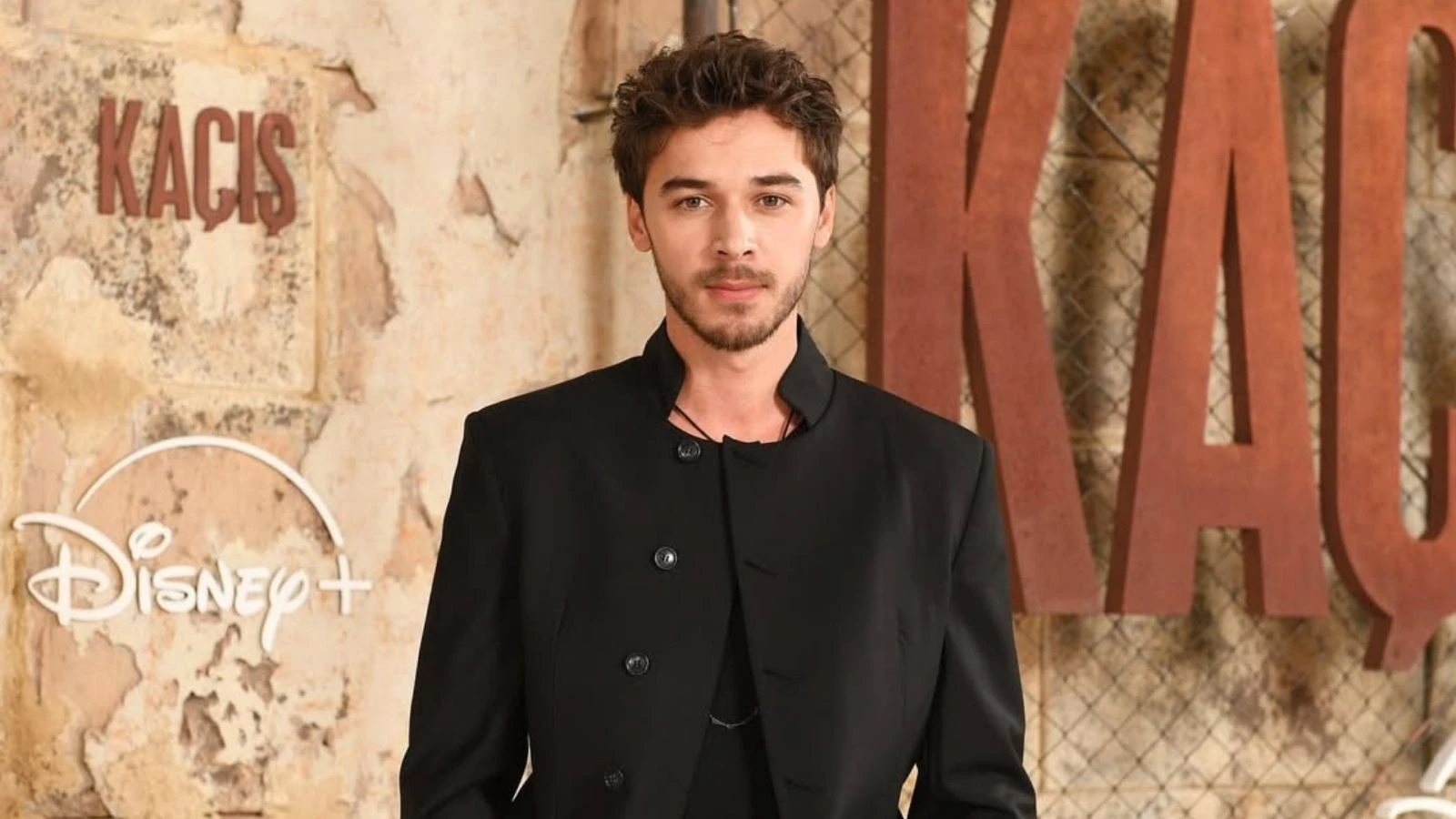 Karantina filminin Burak'ı Onur Bay kimdir? Yaşı ve oyunculuk kariyeri araştırılıyor » Mavi Kadın