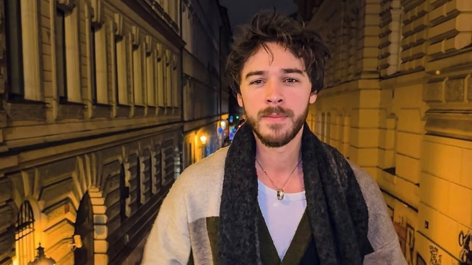 Karantina filminin Burak'ı Onur Bay kimdir? Yaşı ve oyunculuk kariyeri araştırılıyor » Mavi Kadın