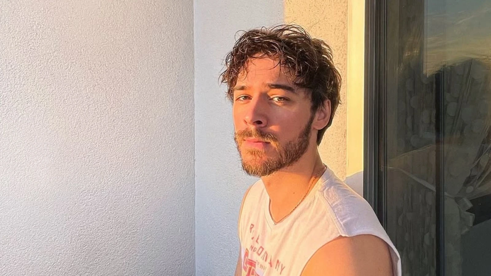 Karantina filminin Burak'ı Onur Bay kimdir? Yaşı ve oyunculuk kariyeri araştırılıyor » Mavi Kadın