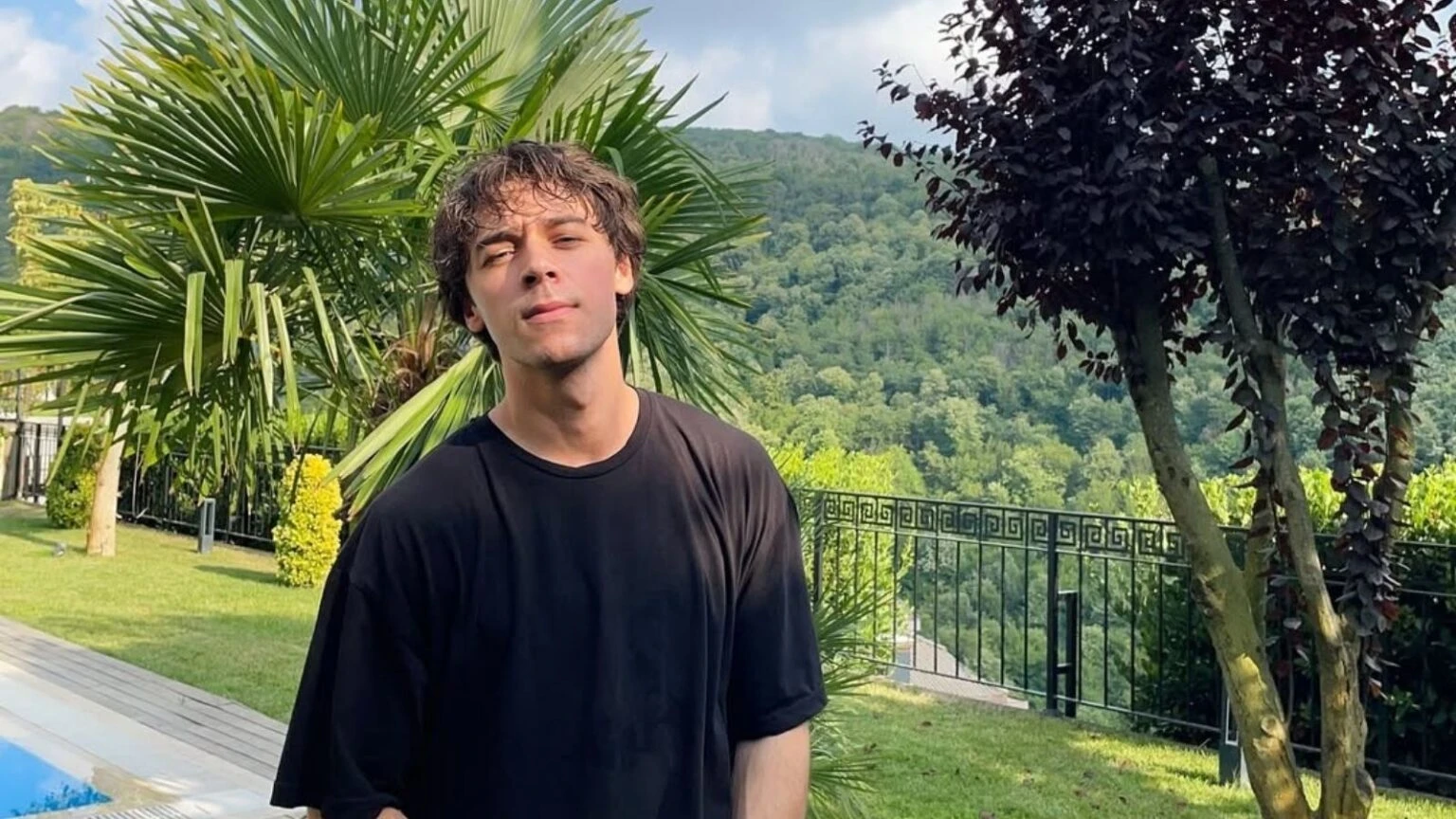 Karantina filminin Burak'ı Onur Bay kimdir? Yaşı ve oyunculuk kariyeri ...