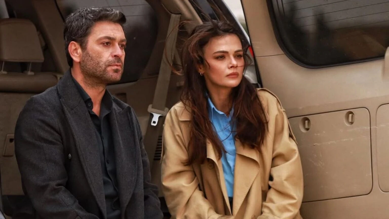 'Uzak Şehir' dizisinin Alya'sı Sinem Ünsal'ın ikiz kadar benzeyen ...