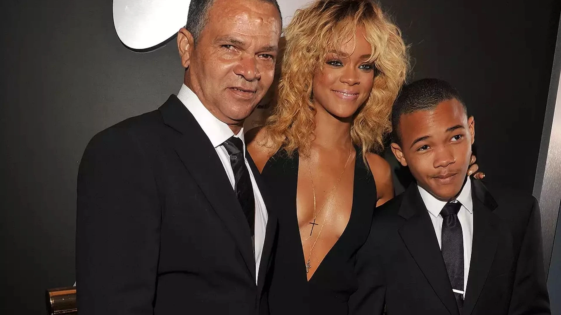 Rihanna'nın babası Ronald Fenty 70 yaşında hayatını kaybetti! » Mavi Kadın