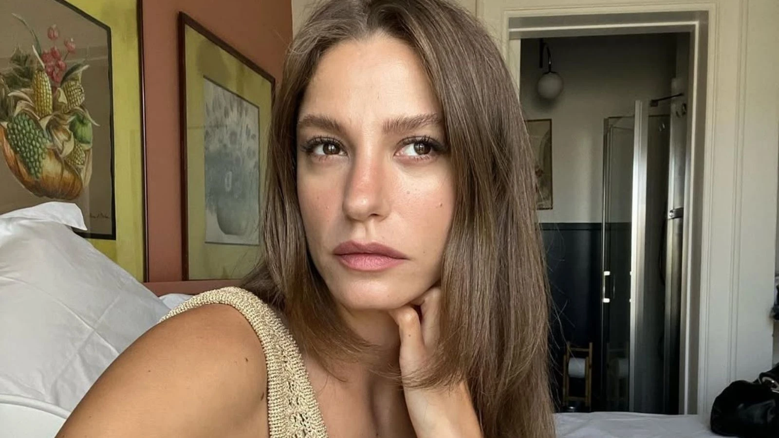Herkes deli gibi arıyor! Serenay Sarıkaya'nın saç renginin tonunu ...