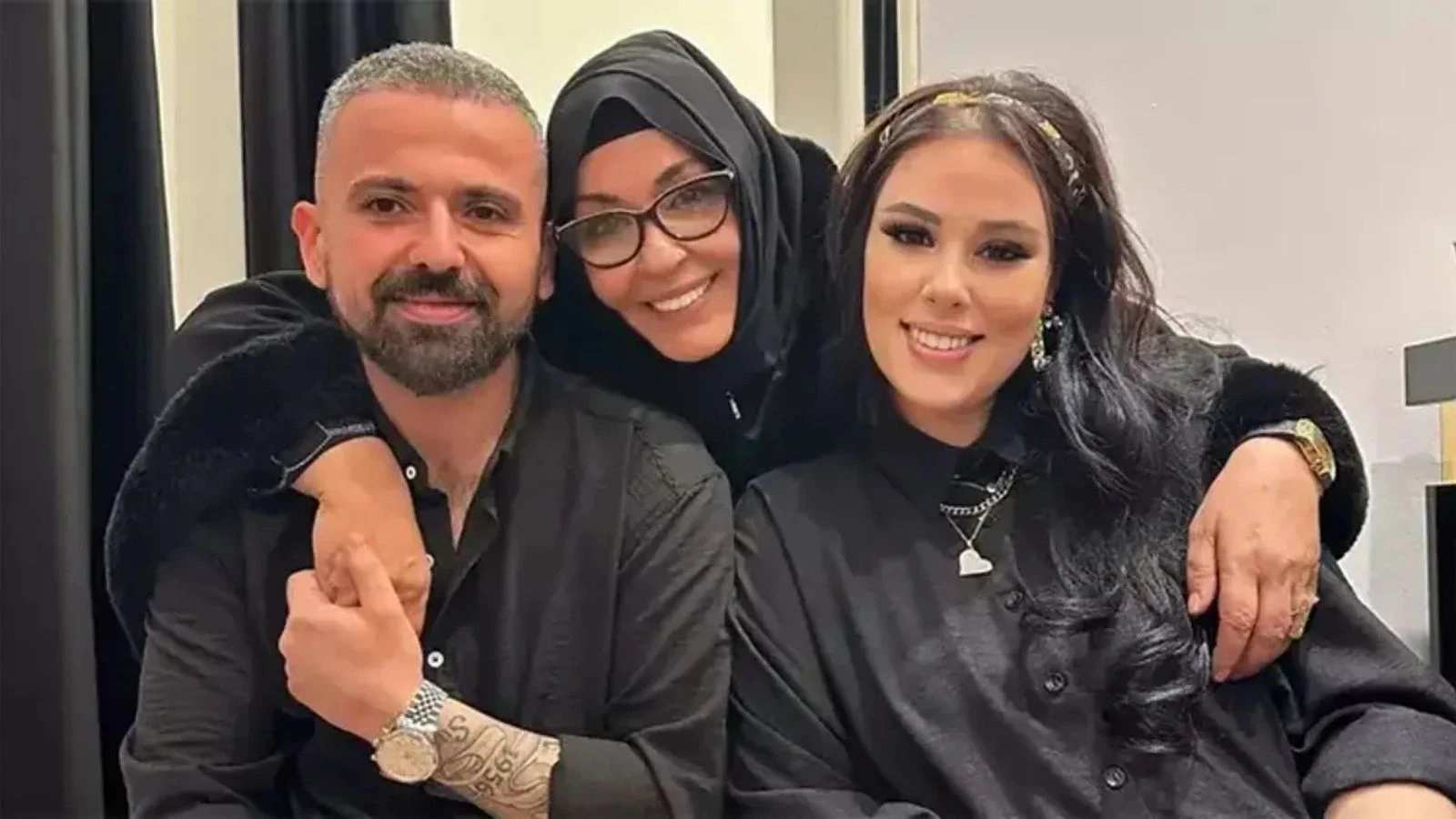 Tuğçe Tayfur babası Ferdi Tayfur’la davalık olduğu mağazasını kapattı ...