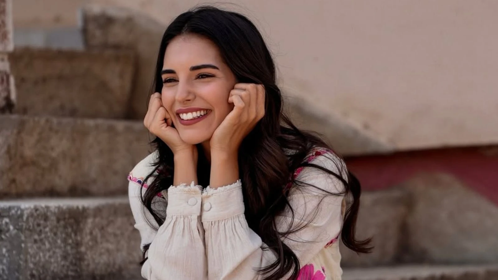 Hudutsuz Sevda dizisinin Esma’sı Yasemin Yazıcı kimdir? Oyuncunun yaşı ...