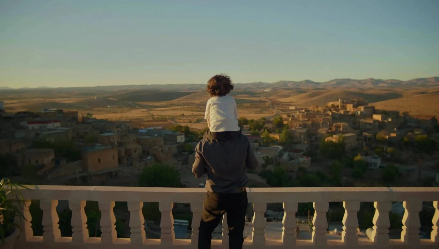 Uzak Şehir Albora Ailesi kimdir? Sırlar bir bir ortaya çıkıyor » Mavi Kadın