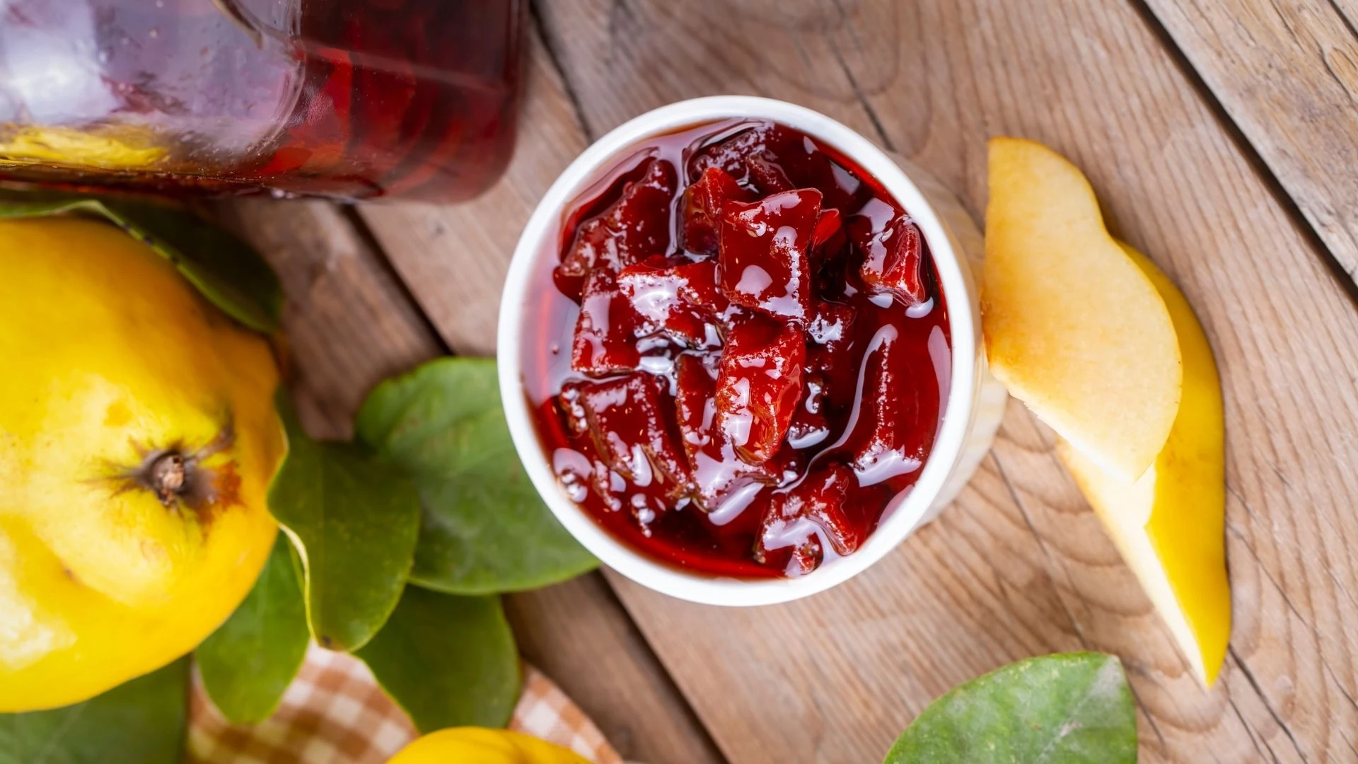 Ayva reçeli nasıl yapılır? Püf noktalarıyla kıpkırmızı reçel tarifi ...