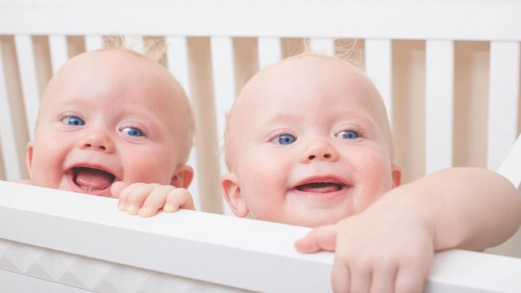 Birbirine uyumlu, modern ve klasik ikiz bebek isimleri 2025 » Mavi Kadın