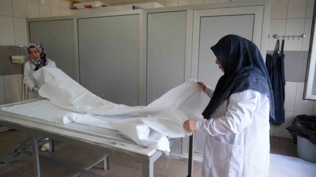 Cenaze nasıl kefenlenir? Kadın ve erkek kefeni kaç parça olmalı? Cenaze ...