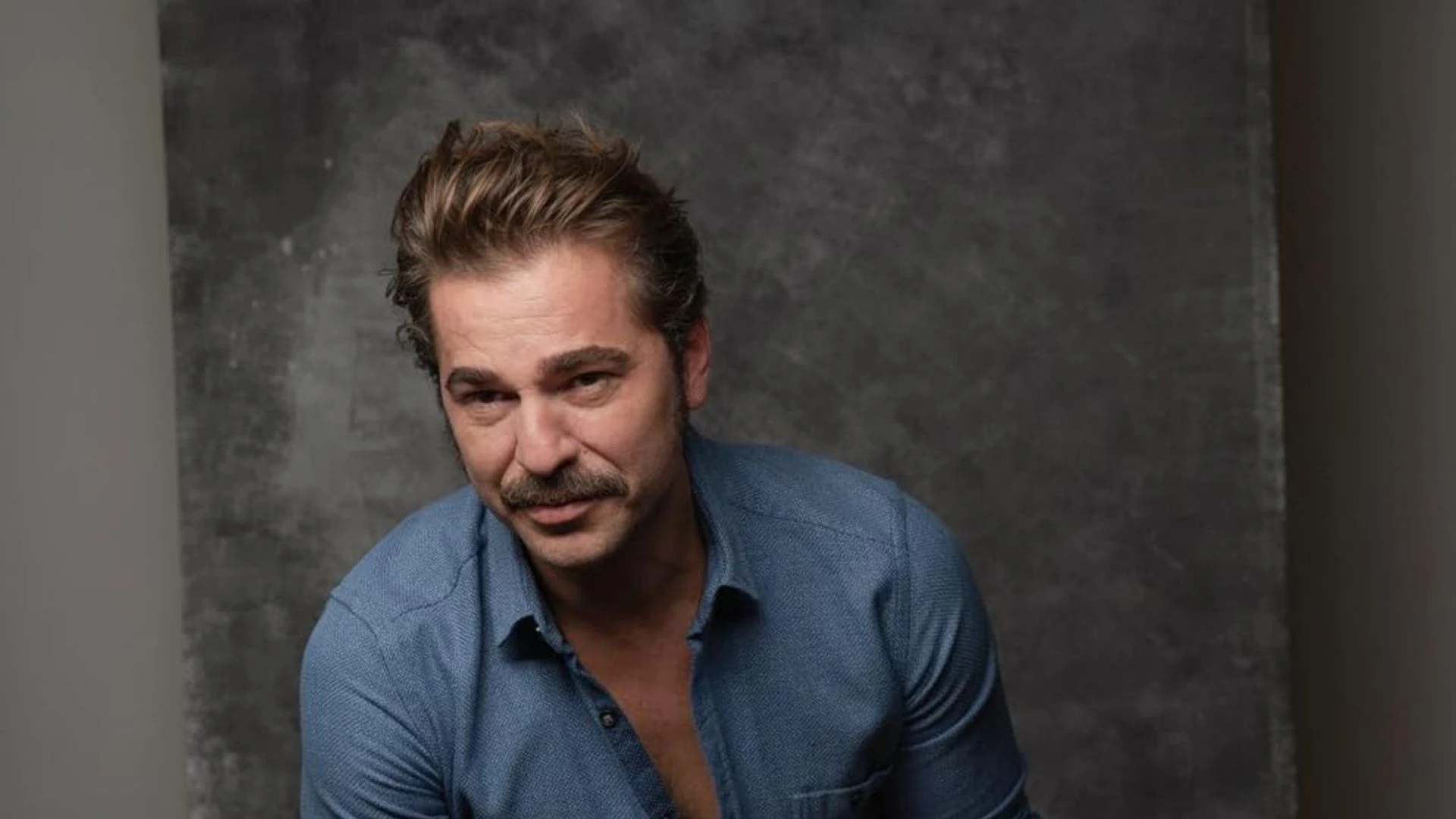 Engin Altan Düzyatan Mukadderat filminin prömiyerinde tarzıyla dikkat ...