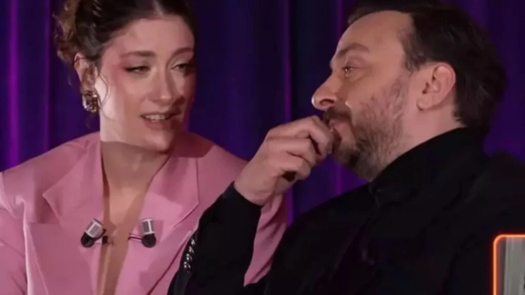 Ali Altay, Hazal Kaya’nın sürprizini nasıl mahvettiğini anlattı! » Mavi ...