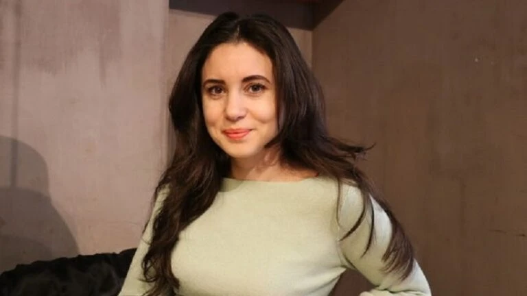 Anne olmasına sayılı günler kalan Karsu’dan karnı burnunda yeni pozlar ...