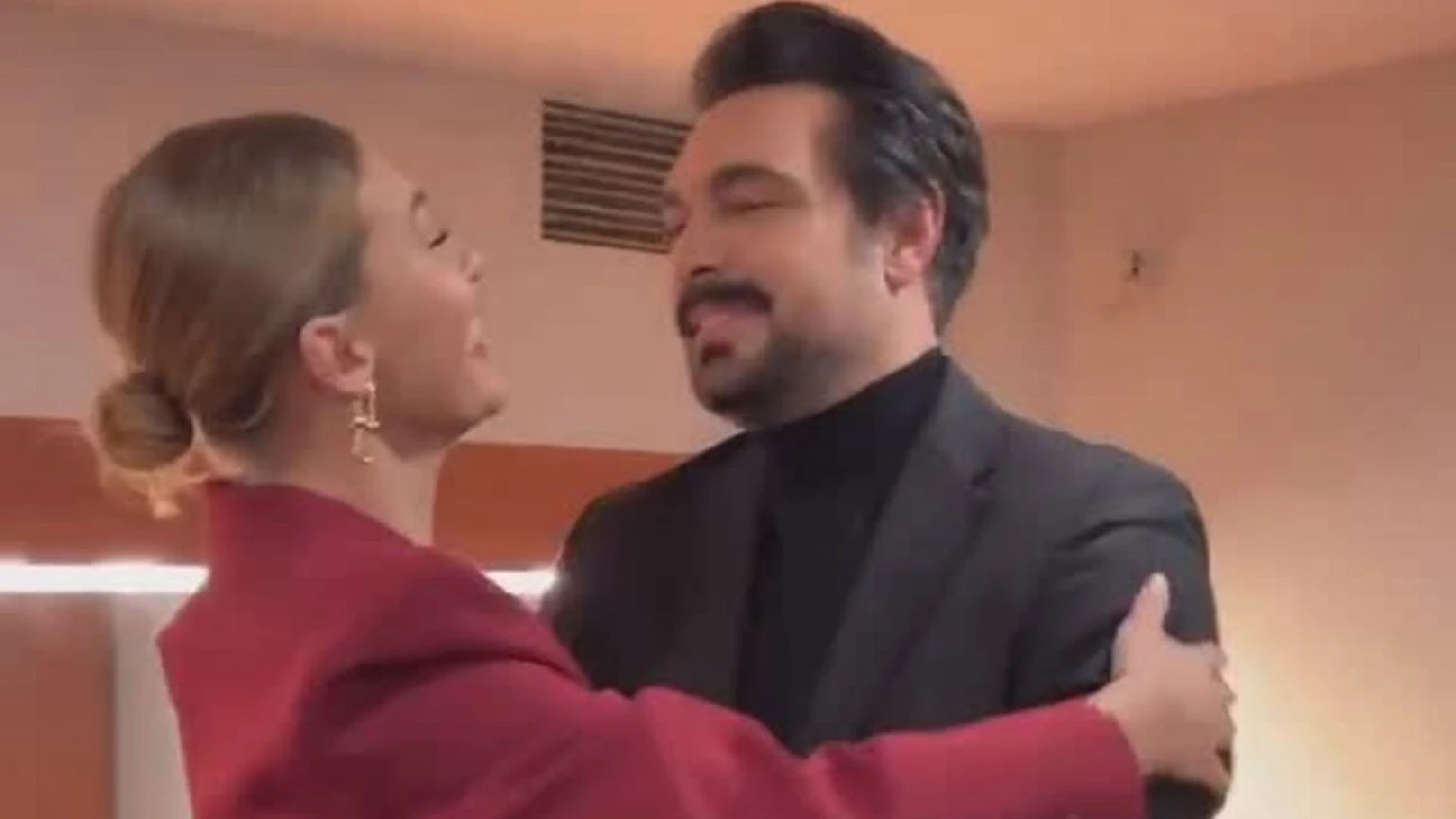 Melisa Döngel’den büyük sürpriz! Halil İbrahim Ceyhan’ın ‘Son Bilet’ filminin galasına katıldı ...