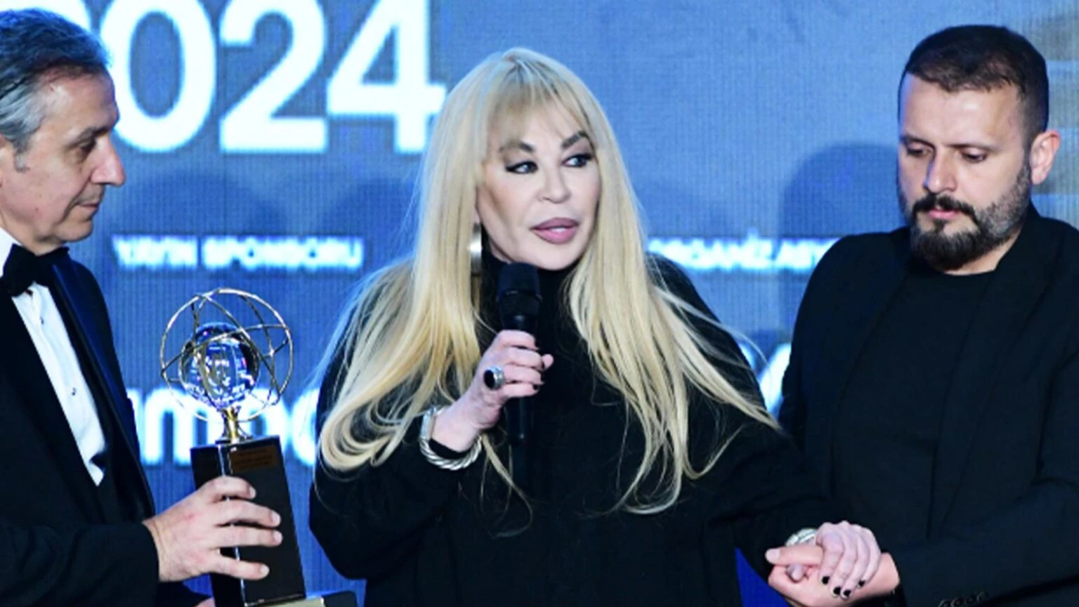 Zerrin Özer'den kötü haber! Üzücü haberi ödül töreninde verdi » Mavi Kadın